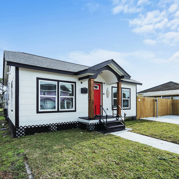 Fenced & Dog Friendly  W/secured Parking For 1 - Galveston, TX