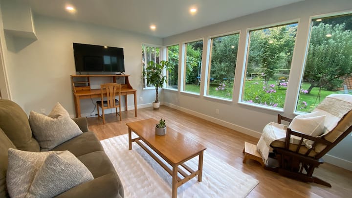 Guest Suite With Sunroom & Private Entrance - Squamish