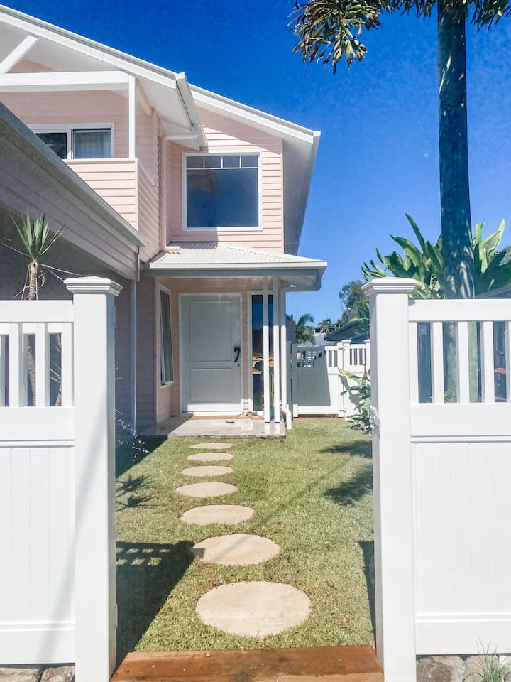 Beautiful Pink Beach House With Large Pool - Coolangatta