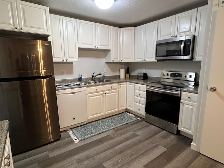 4 Bed 2 Bath Split Level Ne Side Fenced  Backyard - Cedar Rapids, IA