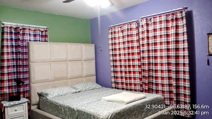 Private Front Bedroom (Queen Bed) Aghanyi Bnb - Garland, TX