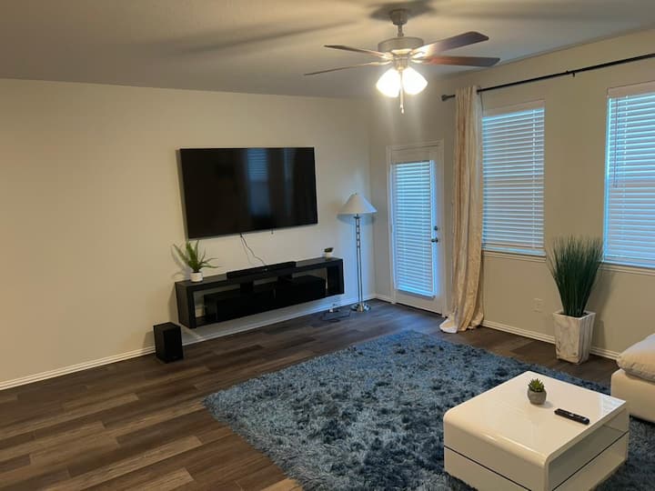Clean And Airy Townhouse Near Katy Mills - Katy, TX