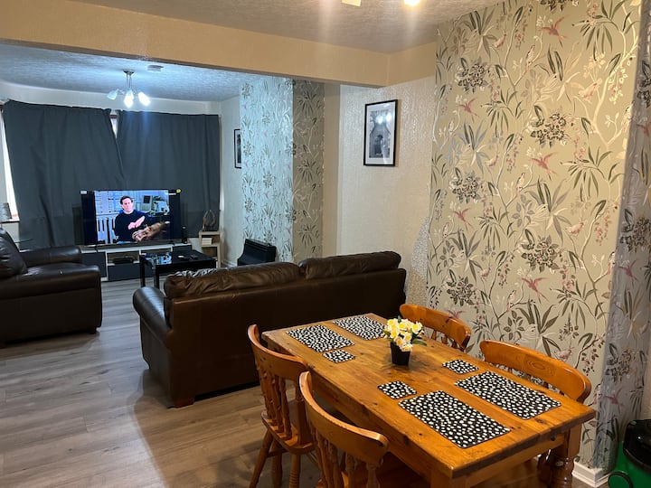 Entire House In Midlands. No Parties Allowed. - Wolverhampton