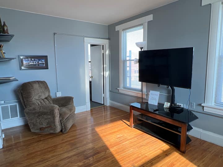 3 Bed 2 Bath Large Apartment 6 Blocks To Downtown - Cedar Rapids, IA