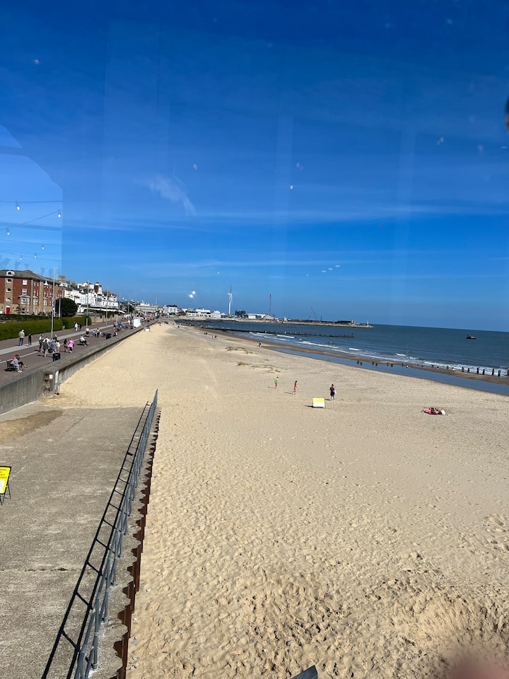 Kimberley, Lowestoft. Close To Large Sandy Beach. - Lowestoft