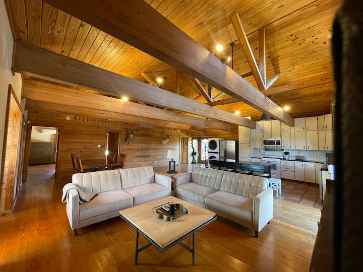The Woodland Hideaway - Cedar Park, TX