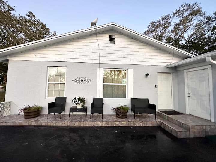 Newly Renovated Lovely Home - Dunedin, FL