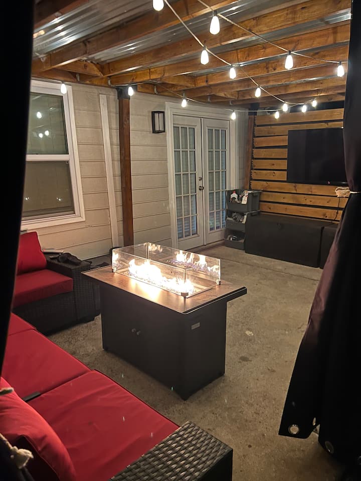 Cozy Mableton Escape | Fire Pit & Backyard Games - Smyrna, GA