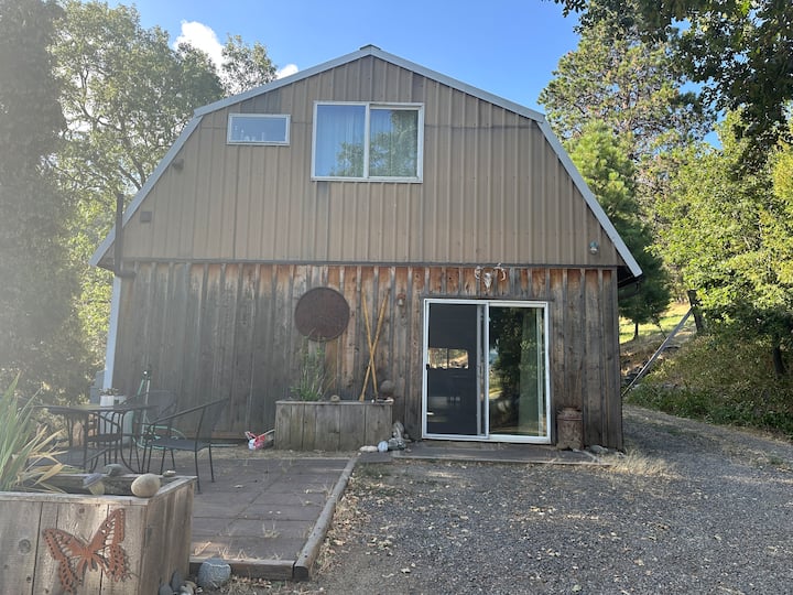 Refurbished Barn On Acerage Just Outside Ashland - Ashland, OR