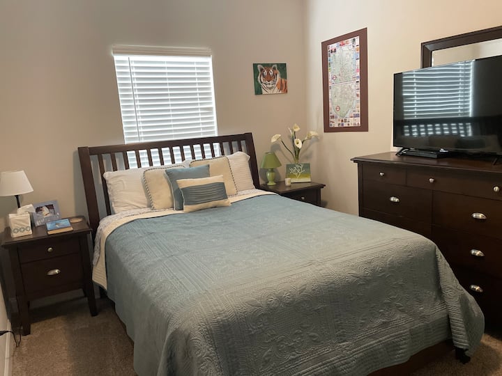 Queen Room Rental W/bkfst & Taxi - Harlem, GA