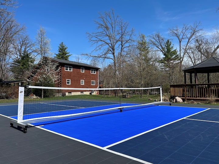 Log Cabin Oasis: Pickleball, Hot Tub, Deer, Pets - Oswego, IL