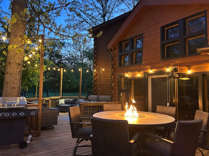 Log Cabin Oasis: Pickleball, Hot Tub, Deer, Pets - Oswego, IL