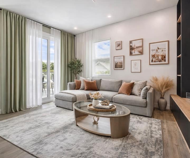 Sun Soaked Designer Condo W/ Patio - Saint Petersburg, FL