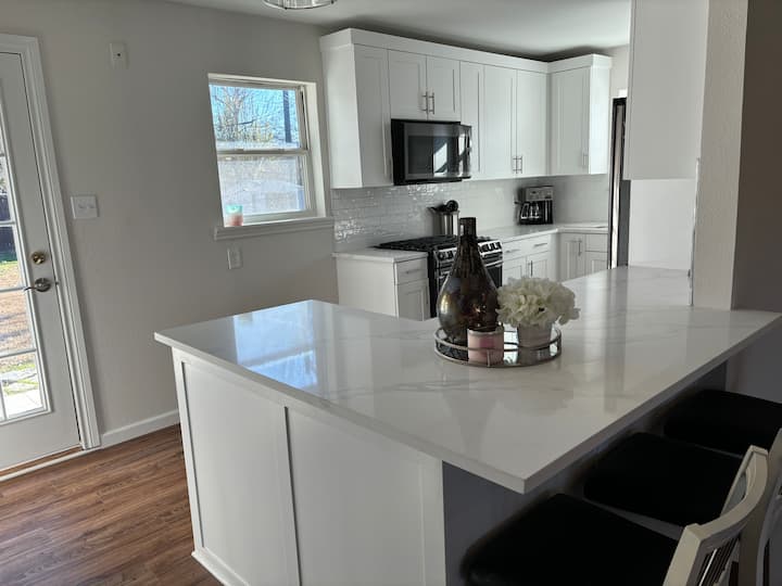 Comfy 3-bedroom Family Home W/ Parking Access - Garland, TX