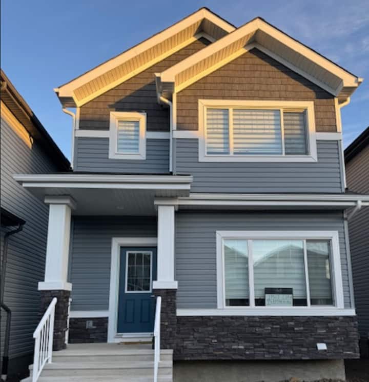 Luxurious Brand New 4 B/rooms Main Floor 1 - Edmonton