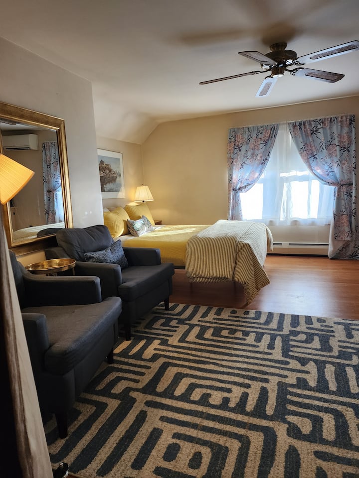 Light & Airy Private Studio - Full Kitchen - Great Wolf Lodge, Fitchburg