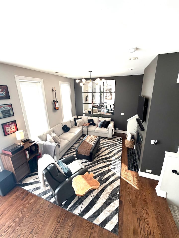 Rockstar Loft In Old Market ! Rooftop Patio! - Omaha, NE