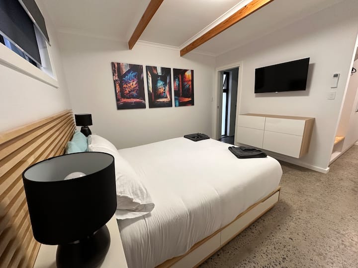 The Hilltop, Spacious Family Retreat With Views! - Boston (Australia)