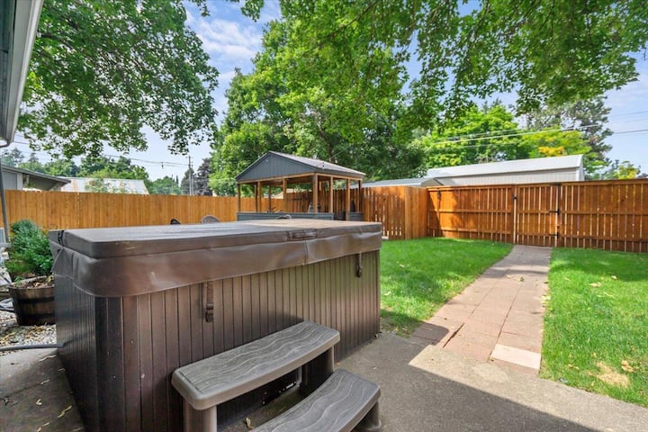 Hot Tub, Coffee Bar At Le French Cottage Midtown! - Coeur d'Alene, ID