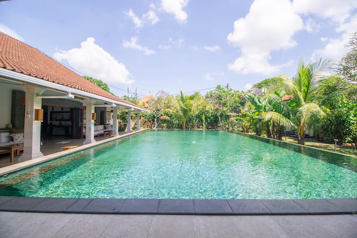 Beachside Luxury Private Villa In Sanur -