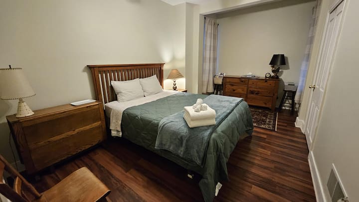 Extra Large Bedroom W/sitting Area - Kennett Square, PA