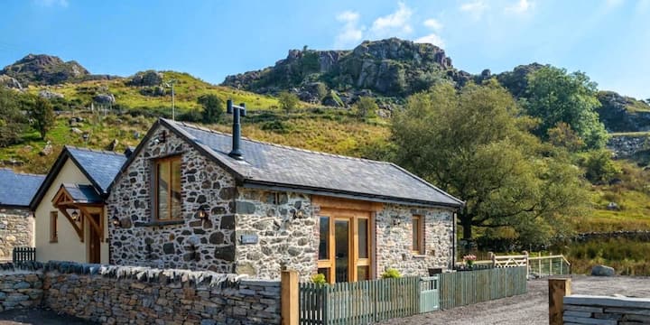 Delightful, Renovated Barn On Snowdon Farm - England