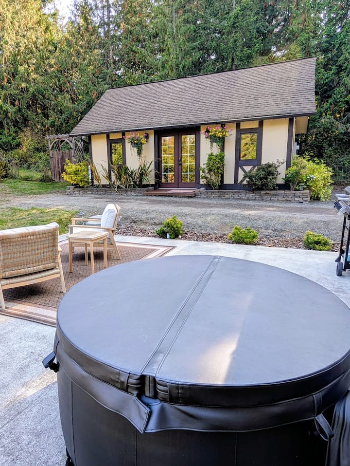 Sequim Storybook Tiny Home W/hot Tub (No Pet Fee) - Sequim, WA