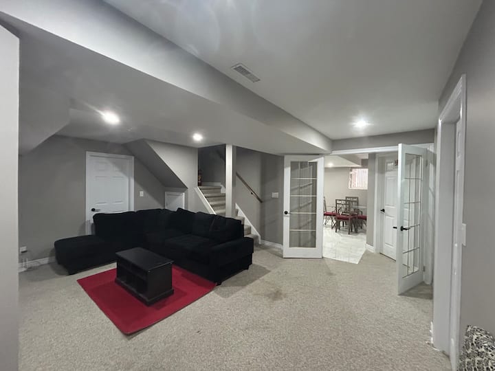 Room In A Bright Beautiful Bsmnt - Barrie