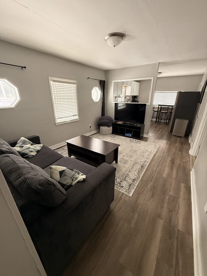 New York Themed House Near Downtown Des Moines - Des Moines, IA