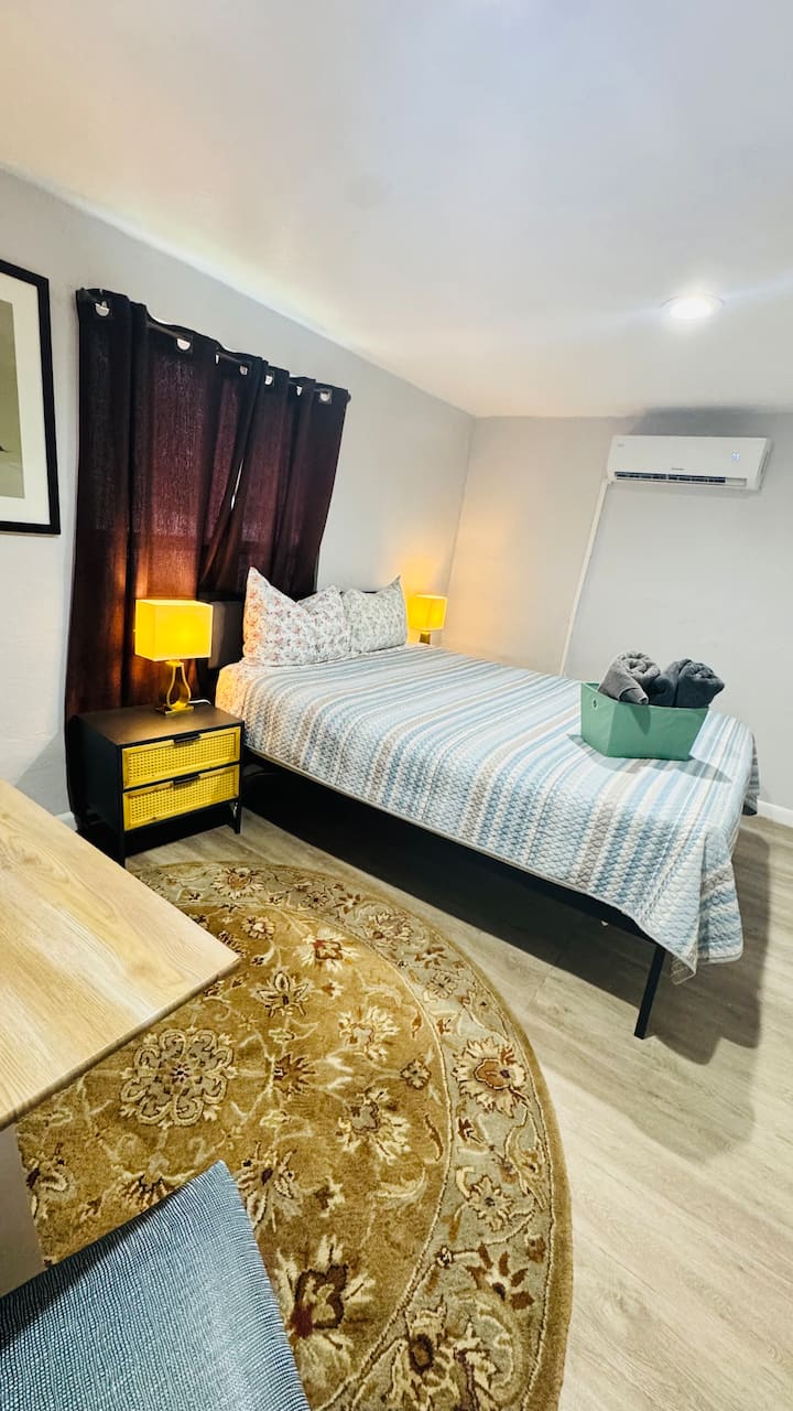 Nicely Equipped Cozy Room - St. Petersburg, FL