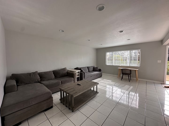 2mi From Beach & Fun! Costa Mesa Getaway, 2bd1ba - Costa Mesa, CA