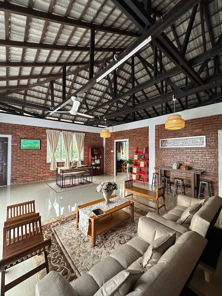 The Red Brick House - Your Hilltop Gateway Retreat - Bentong