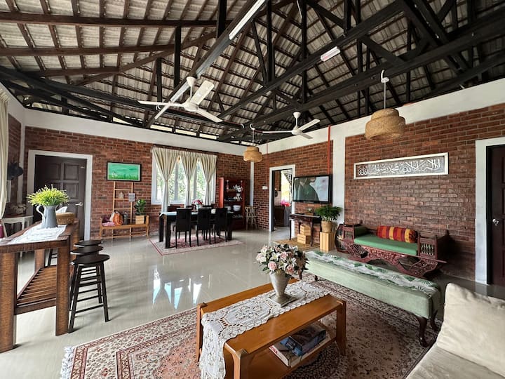 The Redbrick House - Your Hilltop Gateway Retreat - Bentong