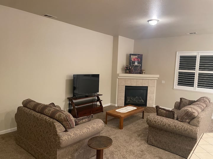 Lux Spacious Comfortable Picture Perfect Home - Turlock, CA