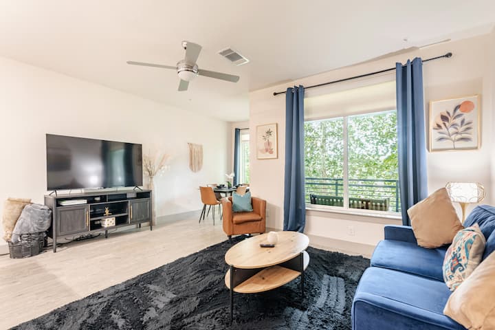 Riverwalk Luxe Condo | Views + Pool & Free Parking - San Antonio, TX
