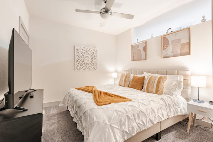 Riverwalk Luxe Condo | Views + Pool & Free Parking - San Antonio, TX