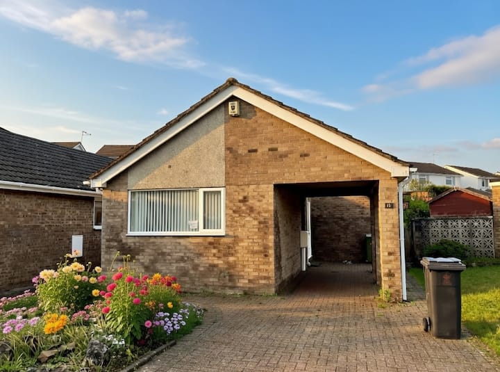 Tranquil 2-bed Bungalow Original Layout| Nostalgic - Cardiff