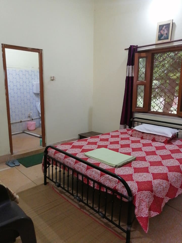 Cozey Room Near Iskcon Vrindavan - Vrindavan