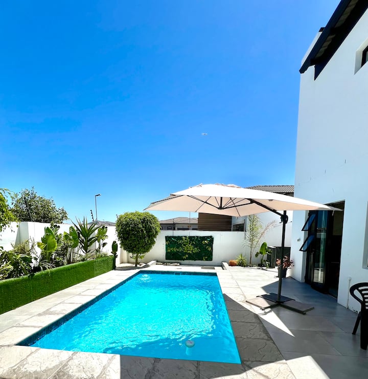 Modern Private Guest Apartment In Bloubergstrand - Parklands