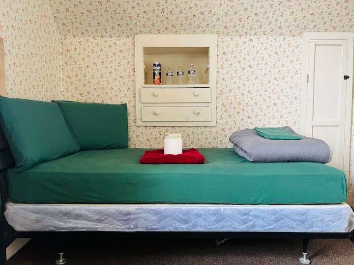 Private Room “A” In Hartford - Hartford