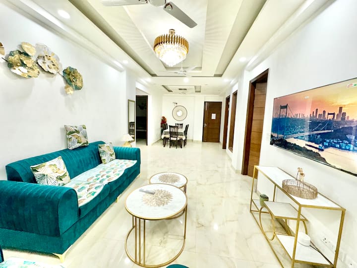 Forest Vistas: Luxury Vasant Kunj Gem 1 - New Delhi