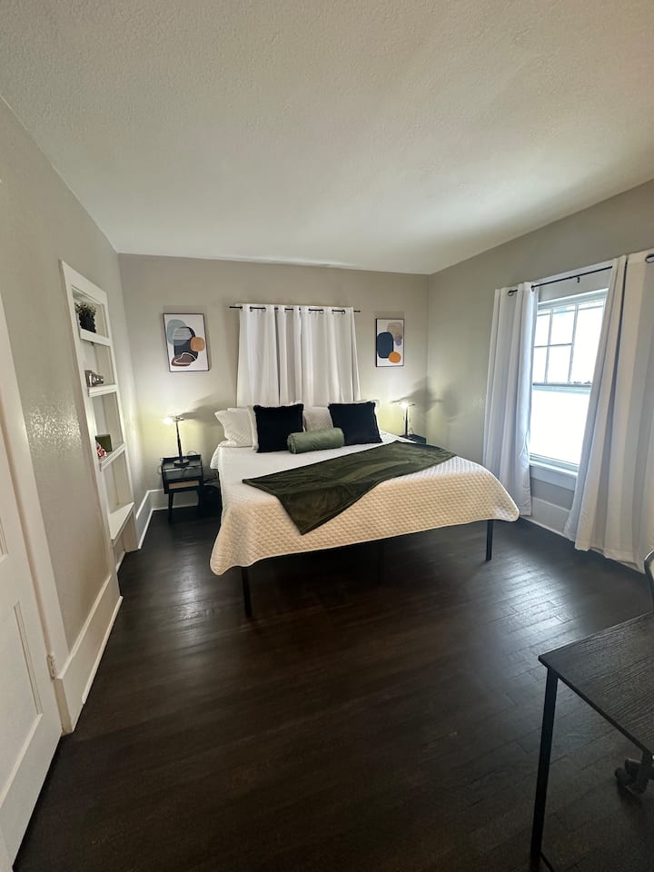 Spacious Downtown Home - Wichita, KS