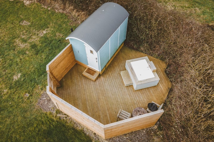 Cosy Cabin With Luxury Spa Tub On Enclosed Deck - Suffolk