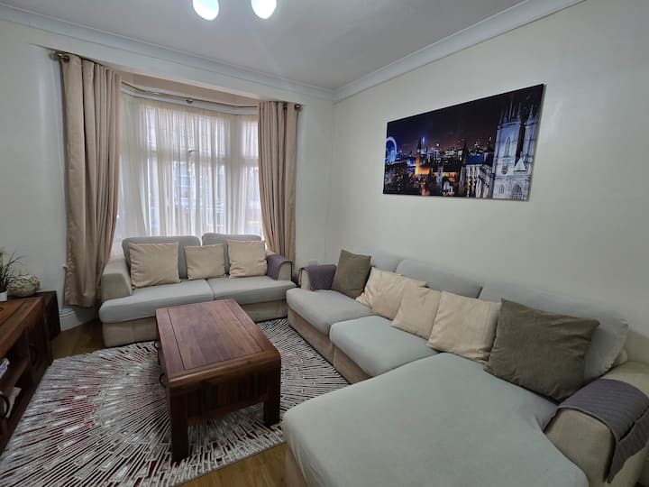 Cosy Family Home For 7 - Ilford