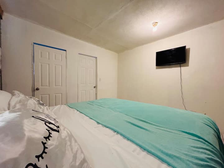 Nellie: King Bed Suite - Nassau