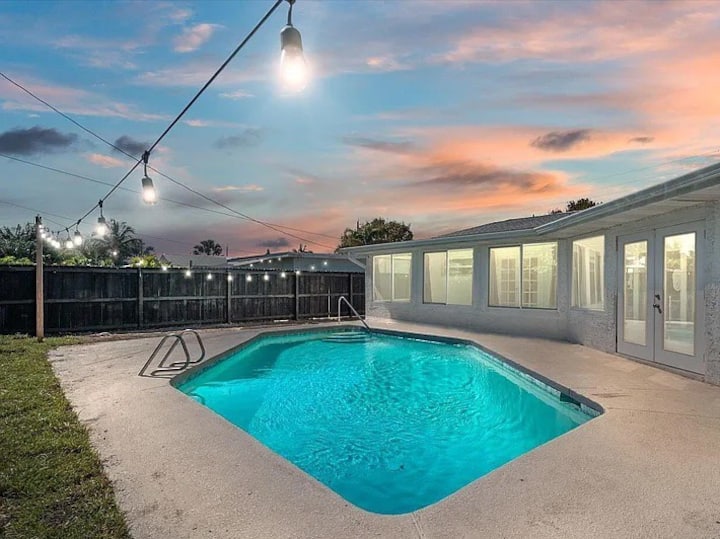 1 Block From The Sand - Sleeps 15 - Cocoa Beach, FL
