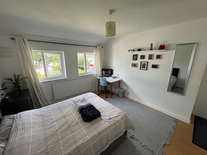 Large Double Room Close To Airport & Centre -