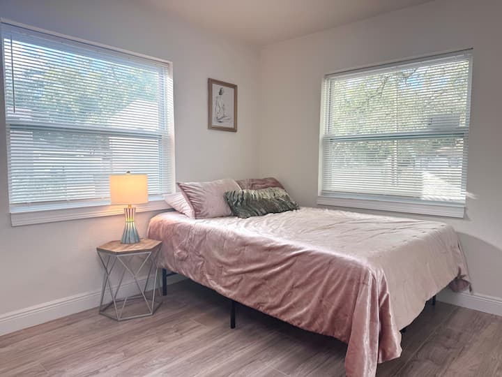 Modern Downtown| Sweet Dog Included - Tampa, FL