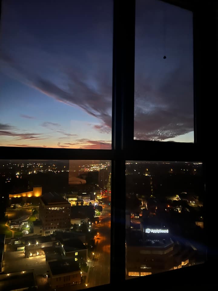 Luxury Downtown City Views Condo In Heart Of City - Kitchener