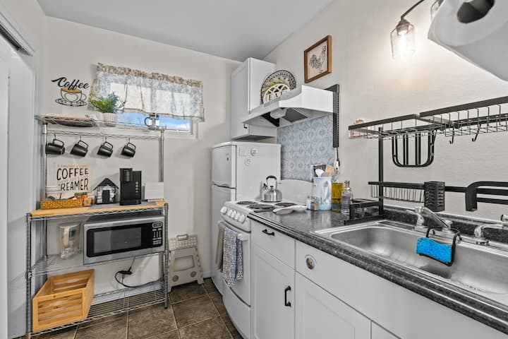 Cozy Foothills Casita - Private W/ Secure Parking! - Albuquerque, NM
